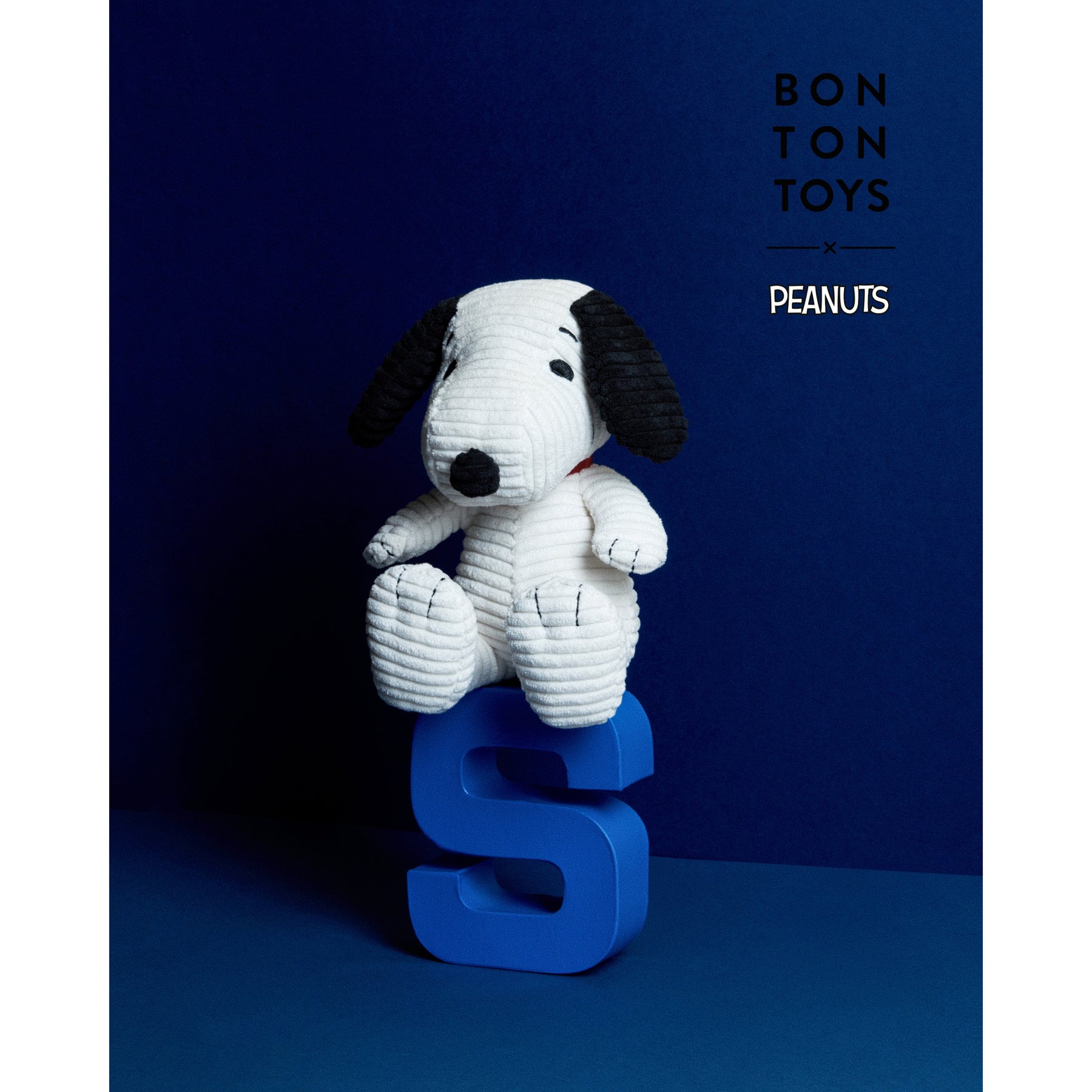 Snoopy Sitting Corduroy Cream In Gift Box 27cm